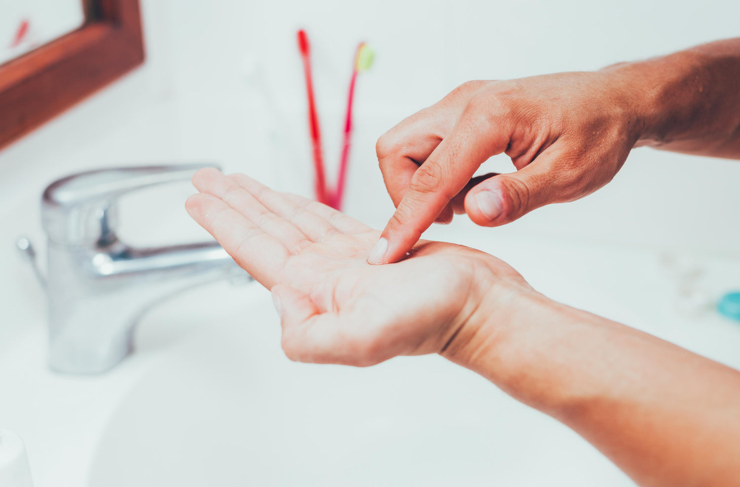 Tap Water and Contact Lenses: Here’s Why They Don’t Go Together – Iris